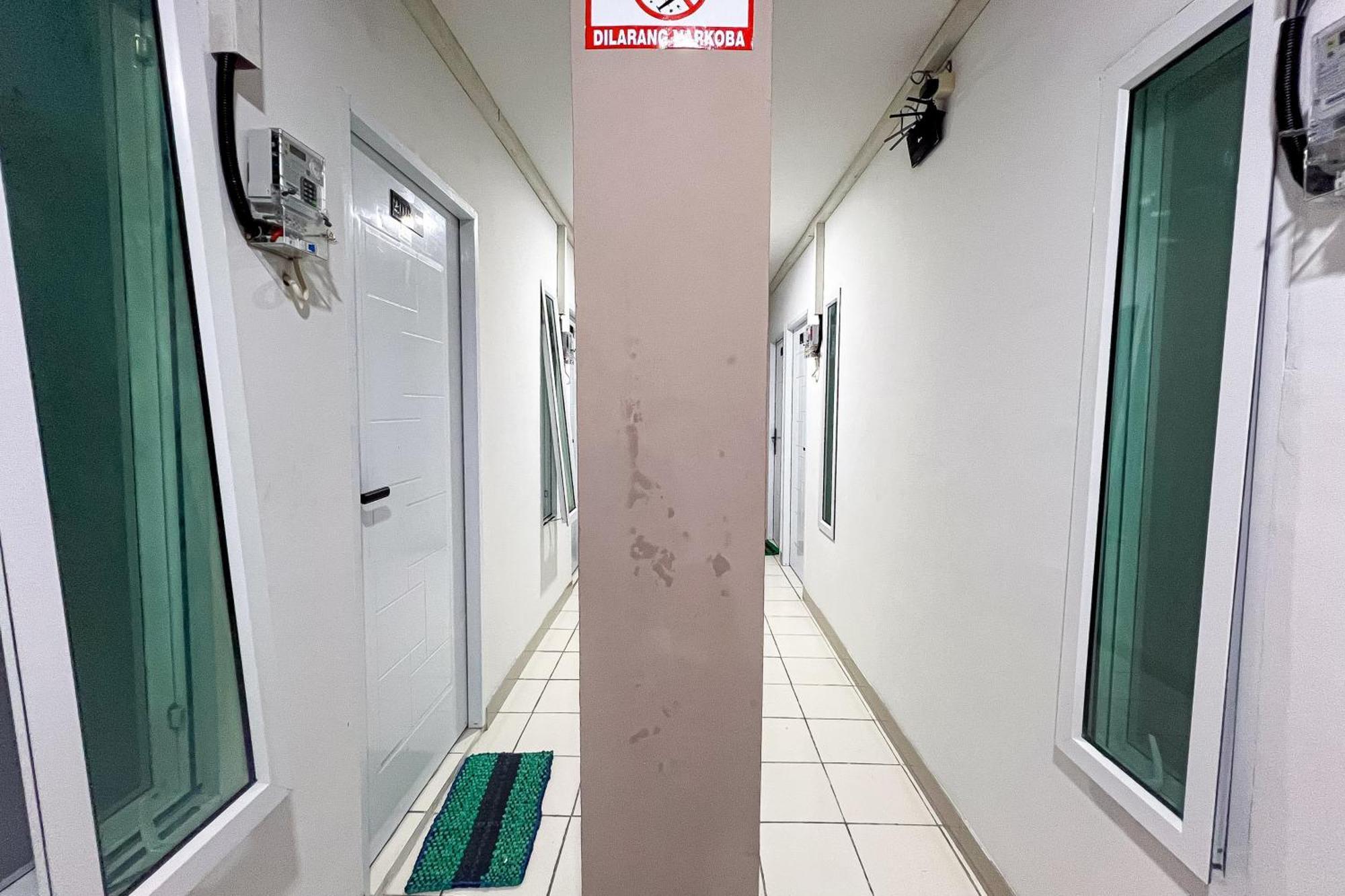 GUEST HOUSE 21 REDPARTNER ··· Jakarta ··· Great Deals from $20